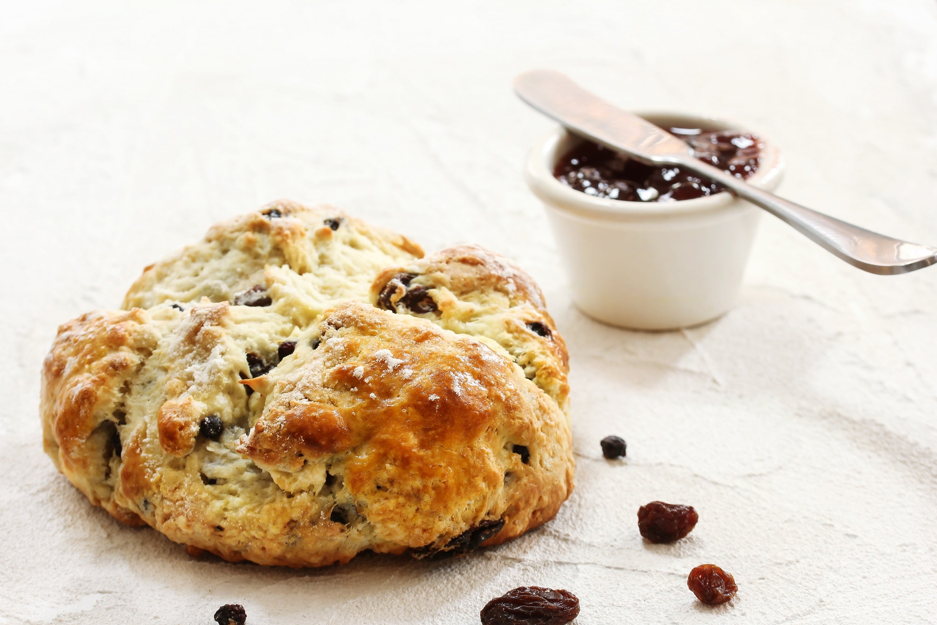 Irish scones - Sweet bread with raisins • Go-to-Ireland.com