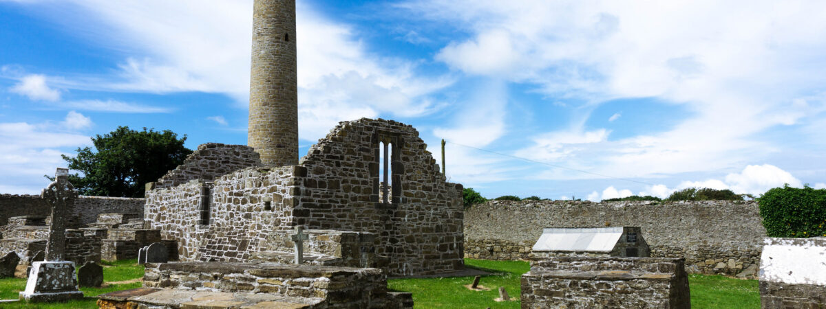Round towers to visit in Ireland ☘️ • Go-to-Ireland.com