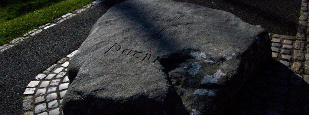 Irish graves to visit in Ireland ☘️ • Go-to-Ireland.com