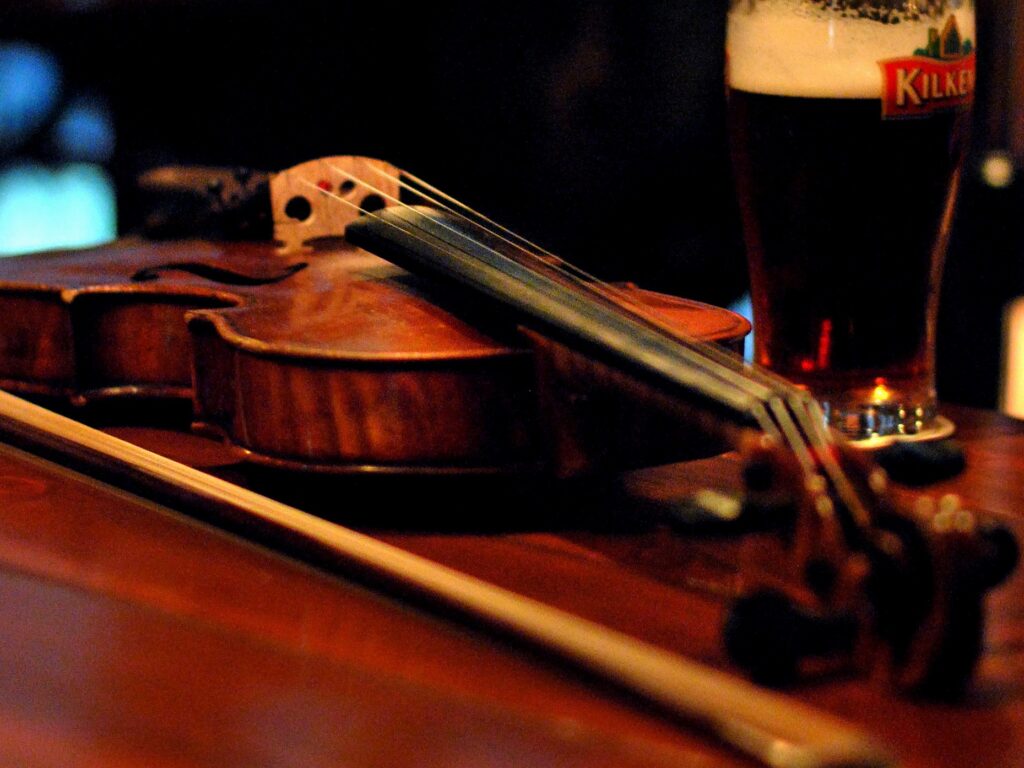 Fiddle - Irish traditional fiddle • Go-to-Ireland.com