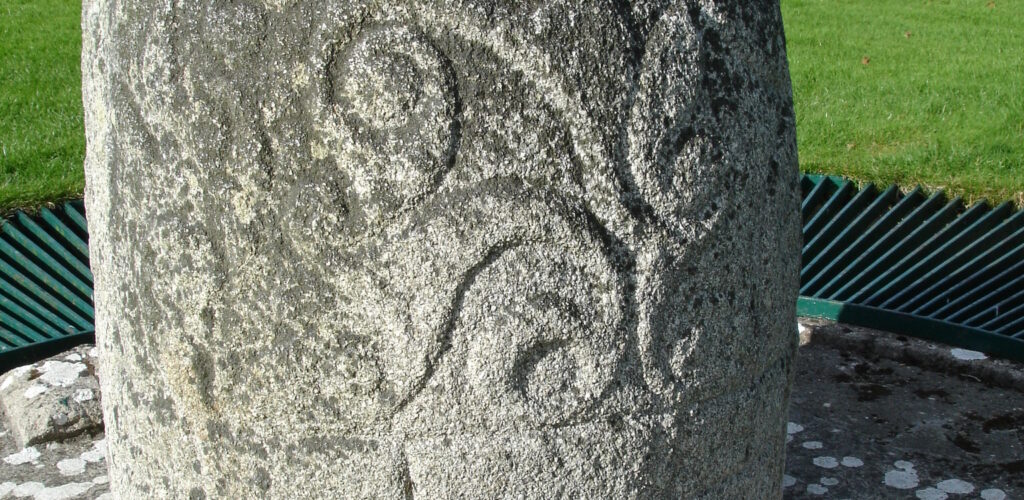 La Turoe stone - Mégalithe gravé • Go-to-Ireland.com