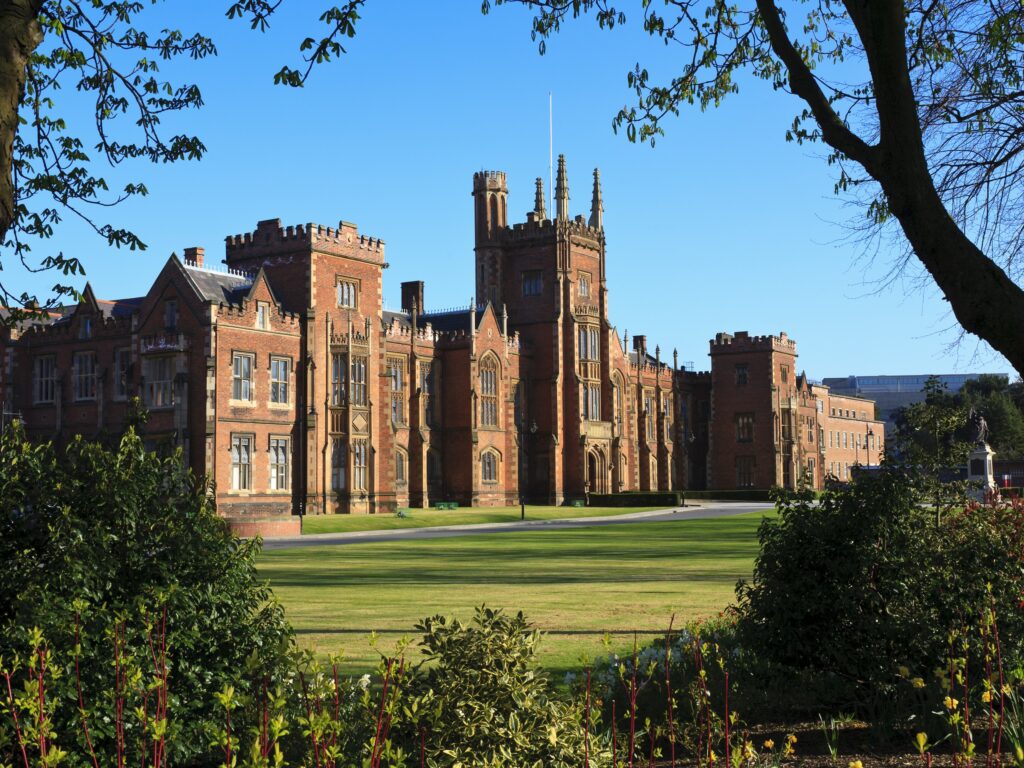 Queen's quarter ☘️ : activities & accommodation • Go-to-Ireland.com