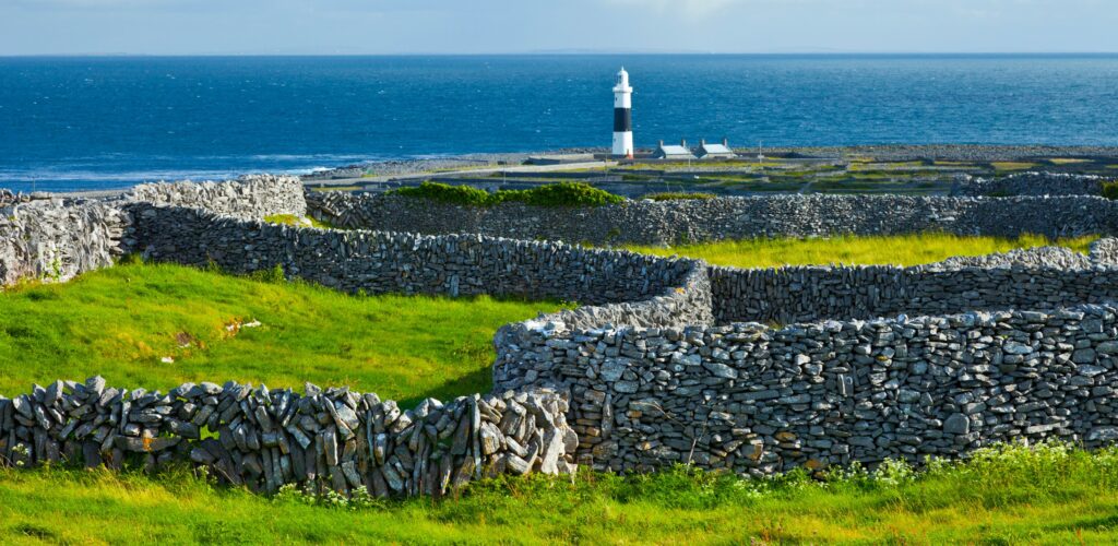 Inisheer lighthouse in the Aran Islands • Go-to-Ireland.com