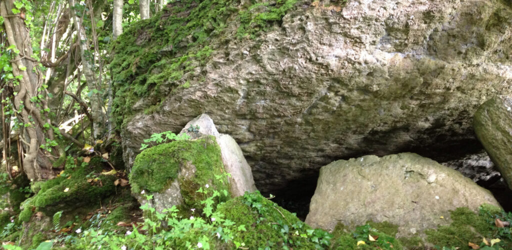 The Meehambee Dolmen - County Roscommon • Go-to-Ireland.com