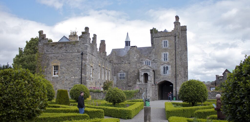 Drimnagh Castle - Irish Castle • Go-to-Ireland.com