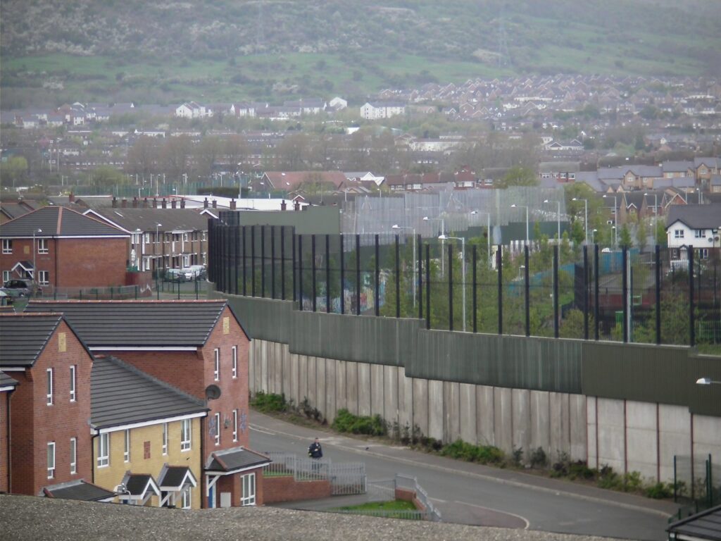 Peace Walls - Walls of Belfast • Go-to-Ireland.com