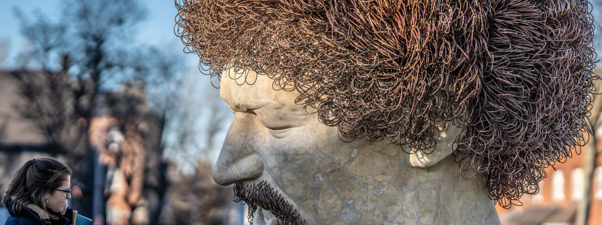 The Luke Kelly statue in Dublin • Go-to-Ireland.com