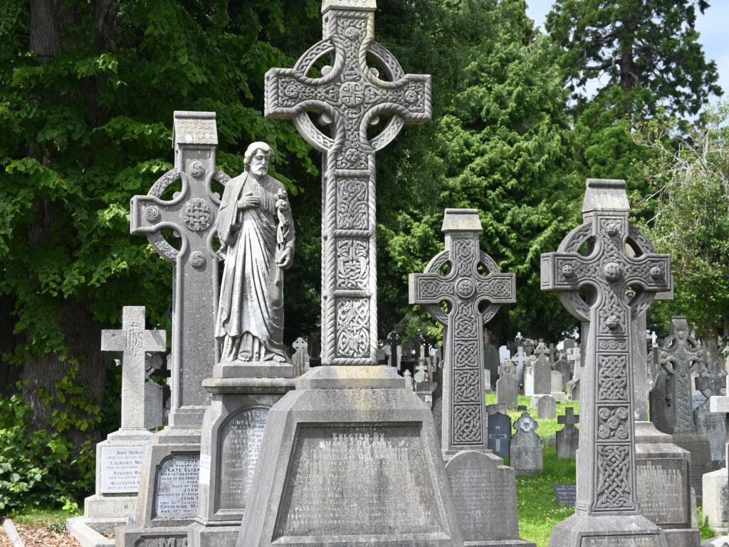 Cemeteries to visit in Ireland ☘️ • Go-to-Ireland.com
