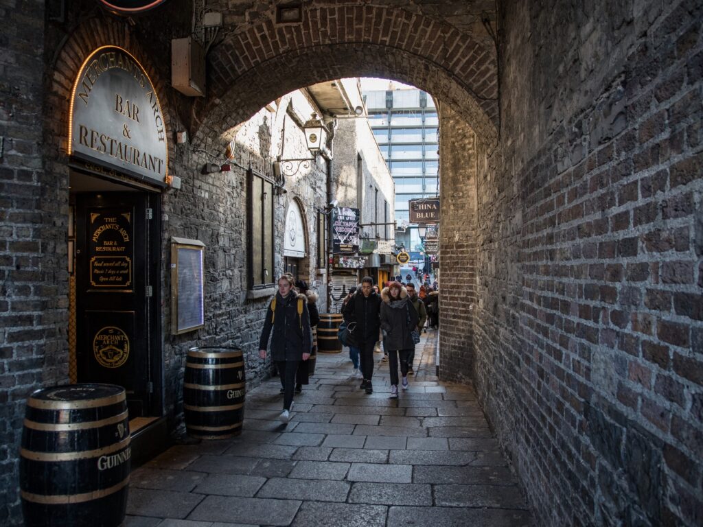 Merchant's Arch - Temple Bar Street in Dublin • Go to Ireland.com