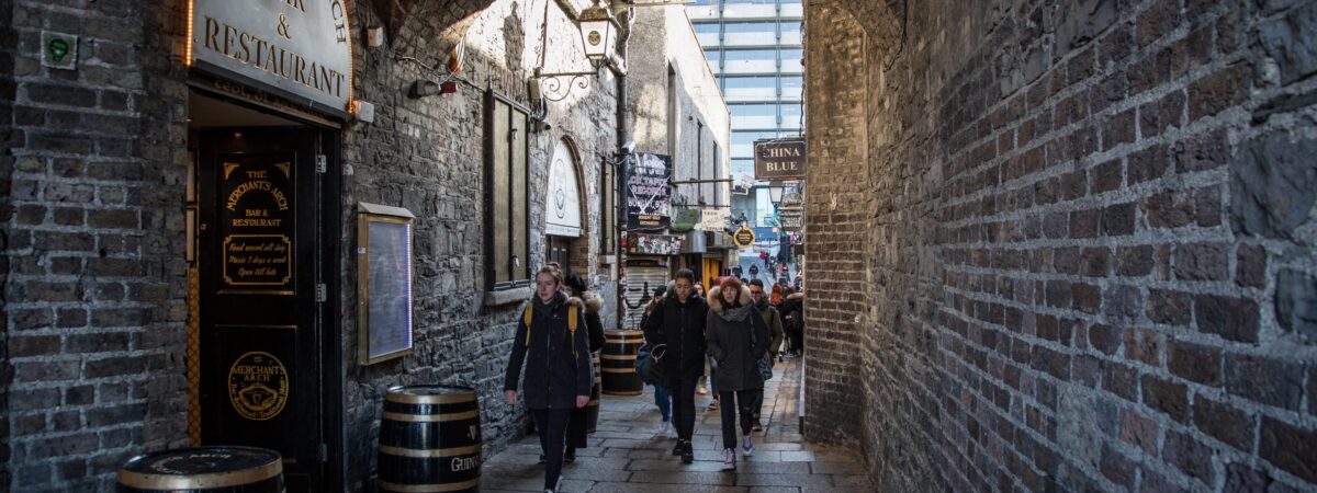 Merchant's Arch - Temple Bar Street in Dublin • Go-to-Ireland.com