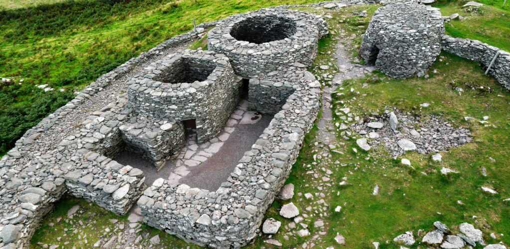 The beehive huts - Huts on the Dingle Peninsula • Go-to-Ireland.com