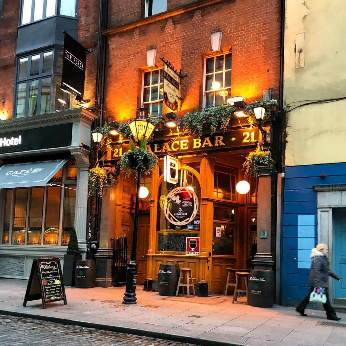 Dublin: "The Palace Bar" Irish pub celebrates its 200th anniversary ...