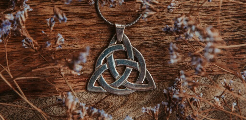 Triquetra - Interlocking symbol • Go-to-Ireland.com