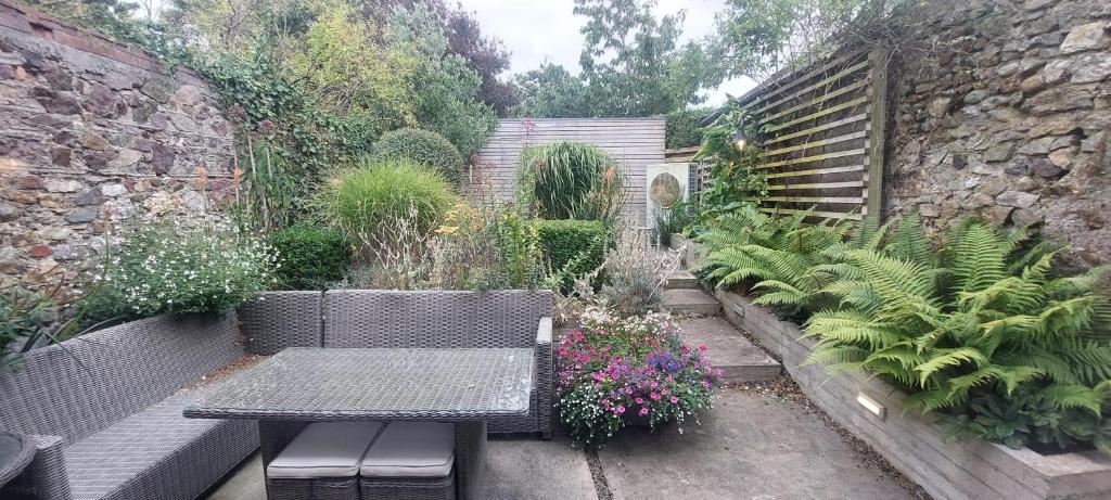 Sophisticated Seafront 3BD Suntrap Landscaped Yard • Go-to-Ireland.com